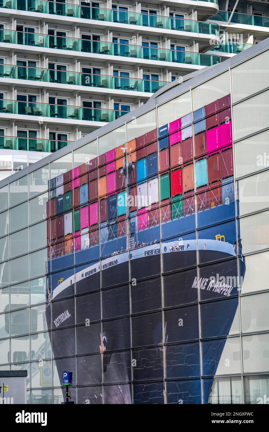 Cruise ship Iona of the British shipping company P&O Cruises, lies at ...