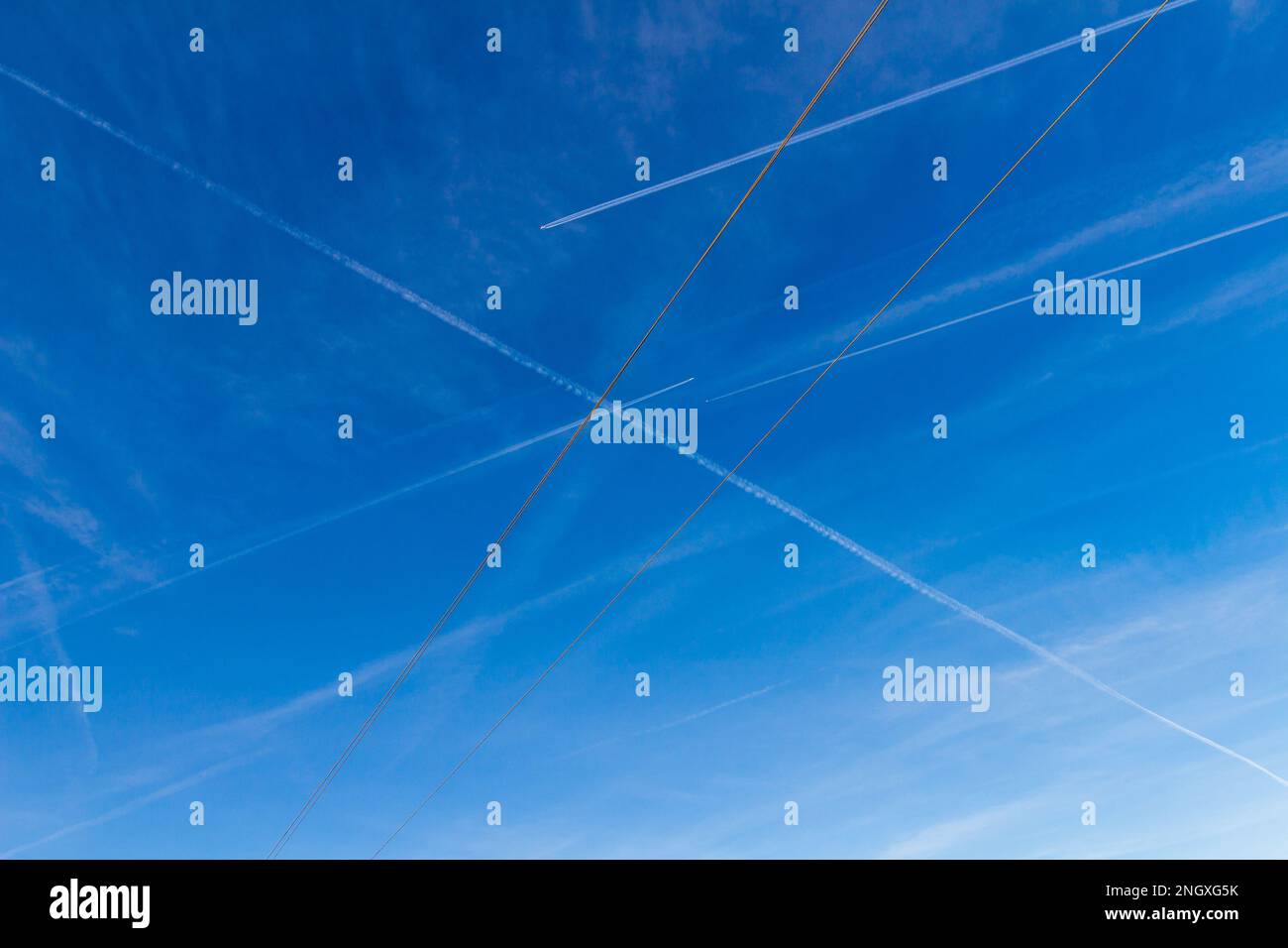 Aeroplanes contrails hi-res stock photography and images - Alamy