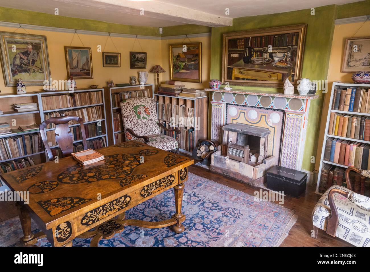 Clive bell study hi-res stock photography and images - Alamy