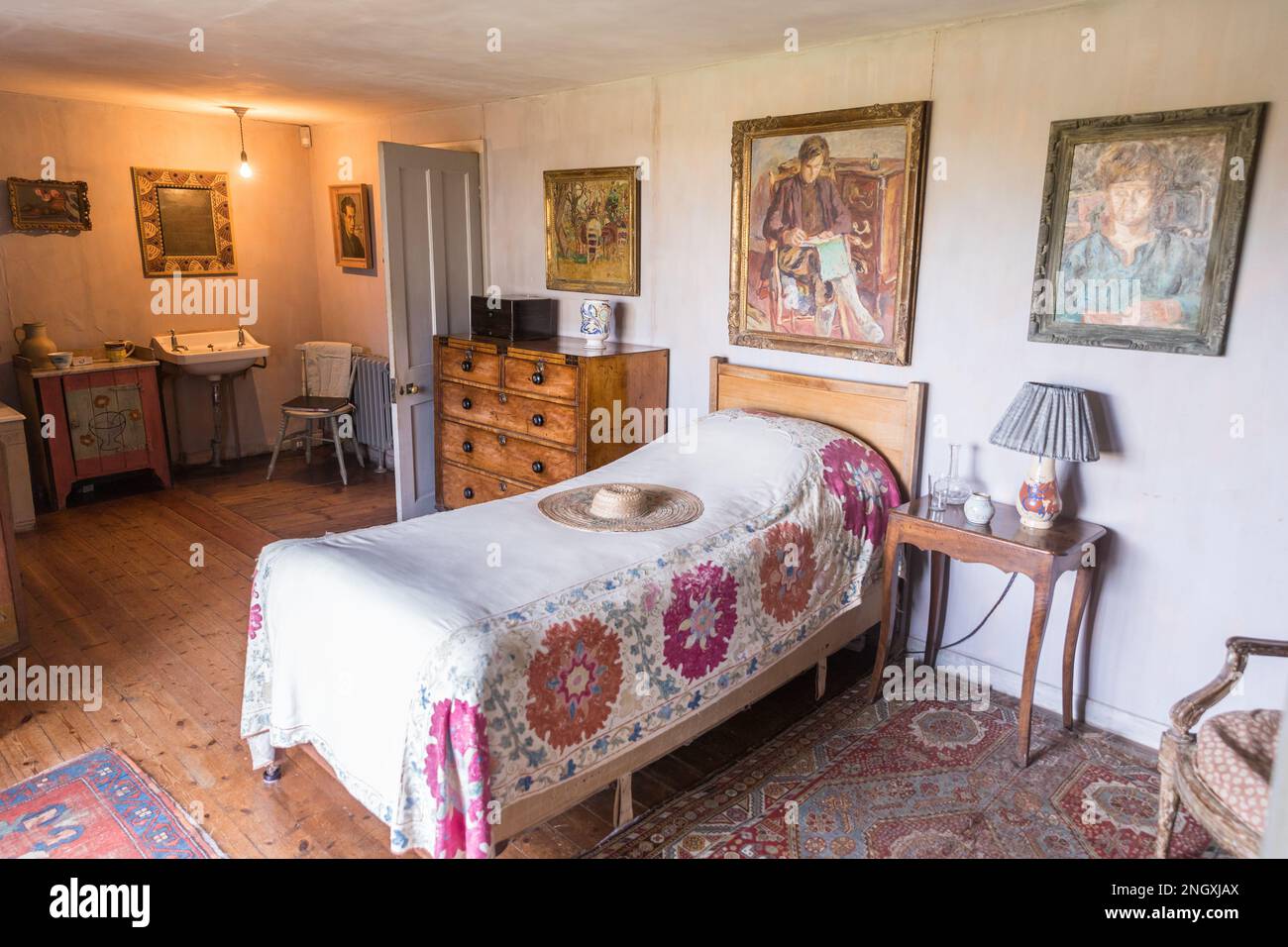 Vanessa Bell's bedroom at Charleston House Stock Photo - Alamy