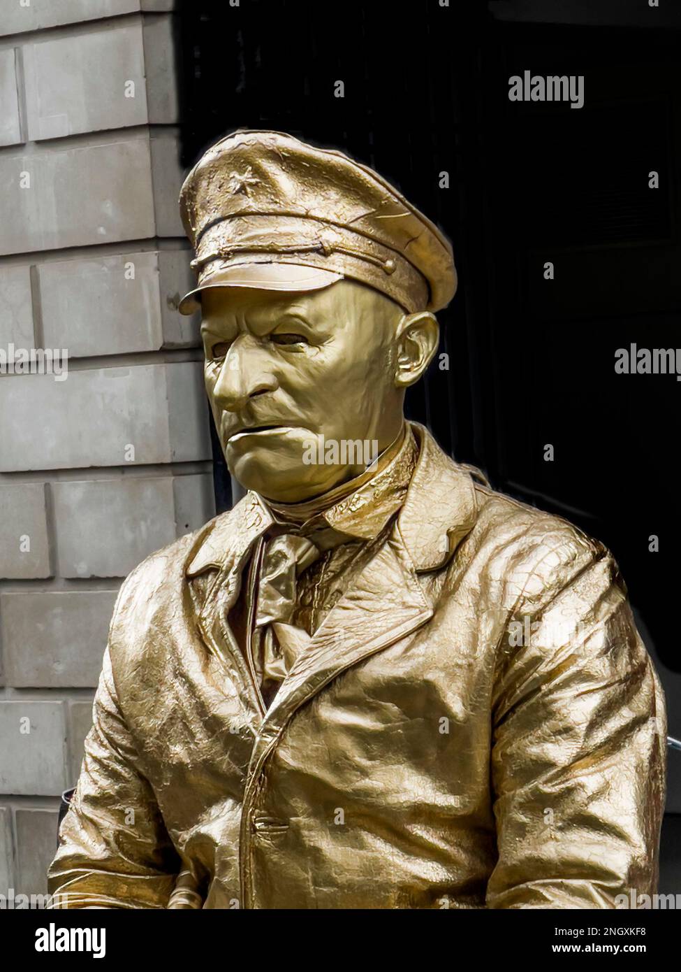 Street performer living sculpture (2023)with gold face and clothes -a ...