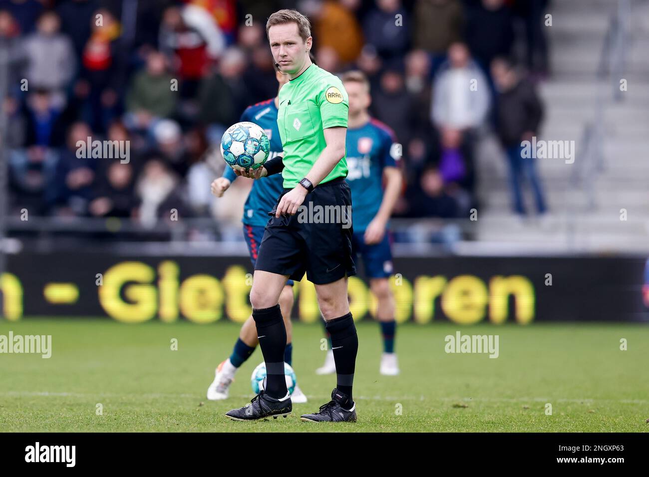 19-02-2023: Sport: Go Ahead v Twente DEVENTER, NETHERLANDS - FEBRUARY 19: referee Ingmar Oostrom ...