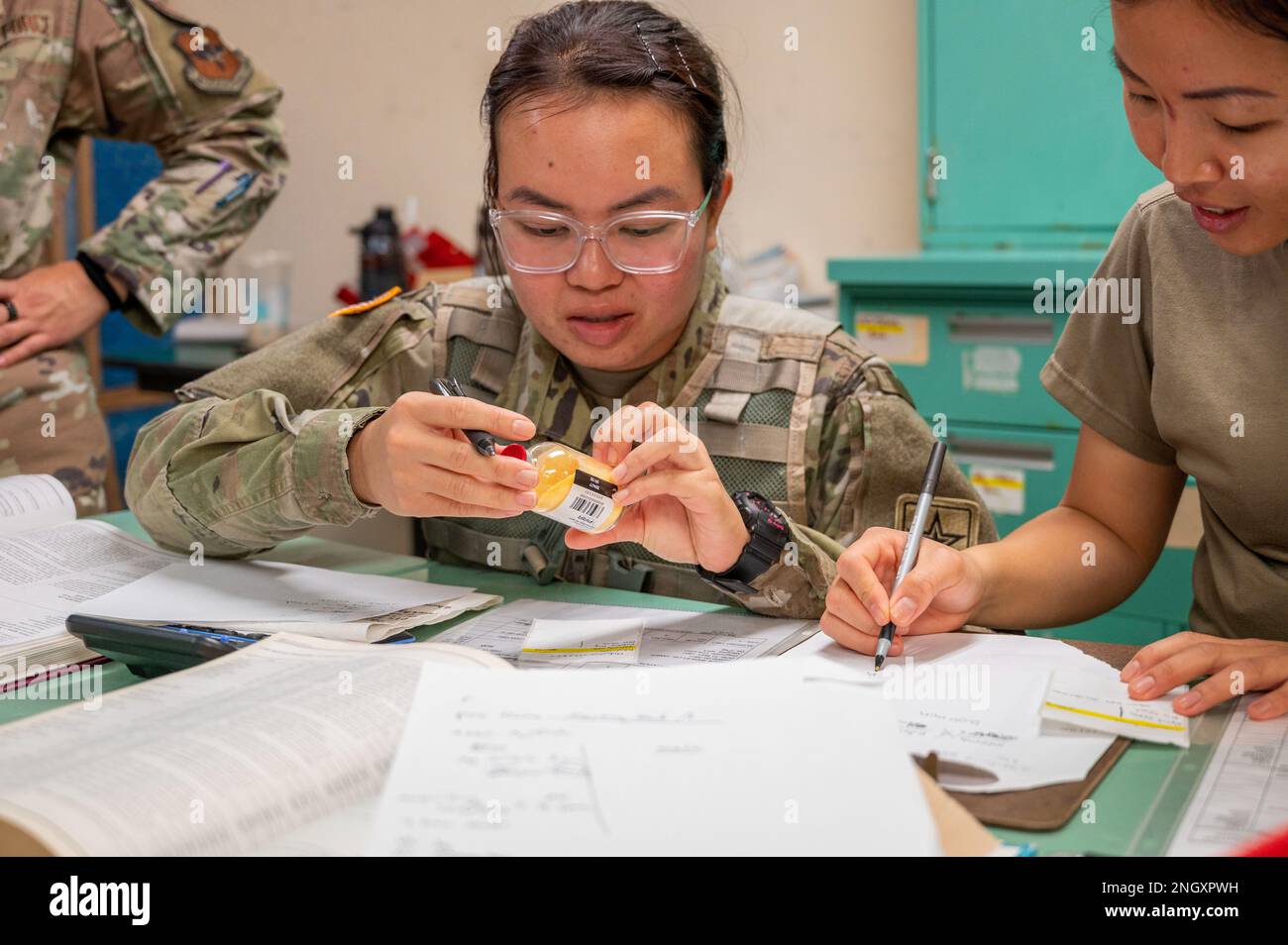 U.S Army and Air Force students prepare inpatient medication orders ...