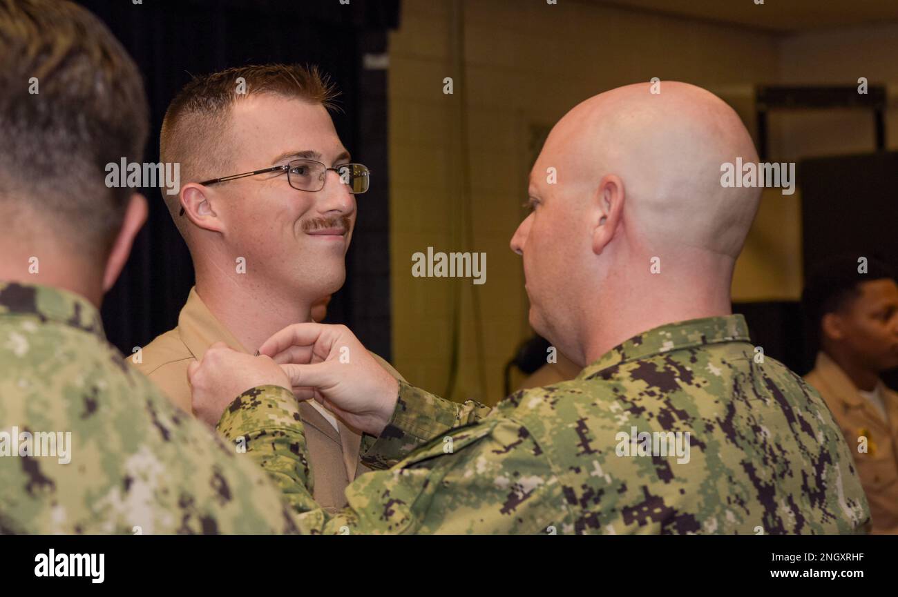 221130-N-EJ241-1004 Air Traffic Controller 1st Class Thomas Mayberry ...
