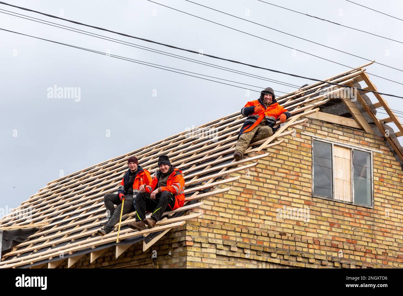 Bucha, Kyiv Oblast, Ukraine. 18th Feb, 2023. Builders renovate the roof ...
