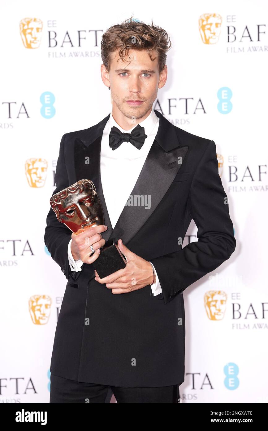 Austin Butler poses with the award for Leading Actor in the press room ...