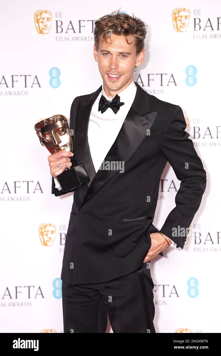 Austin Butler poses with the award for Leading Actor in the press room ...