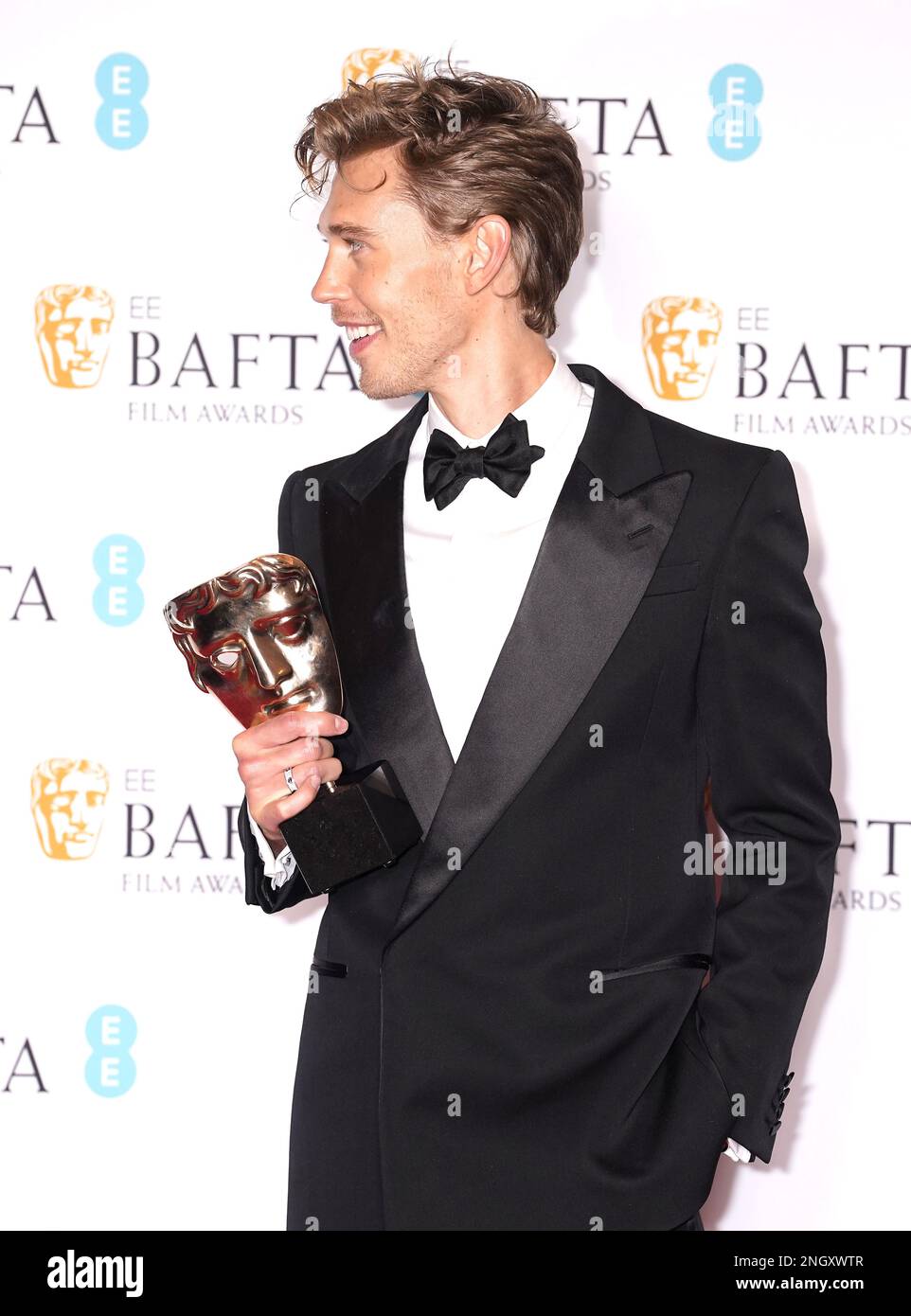 Austin Butler poses with the award for Leading Actor in the press room ...