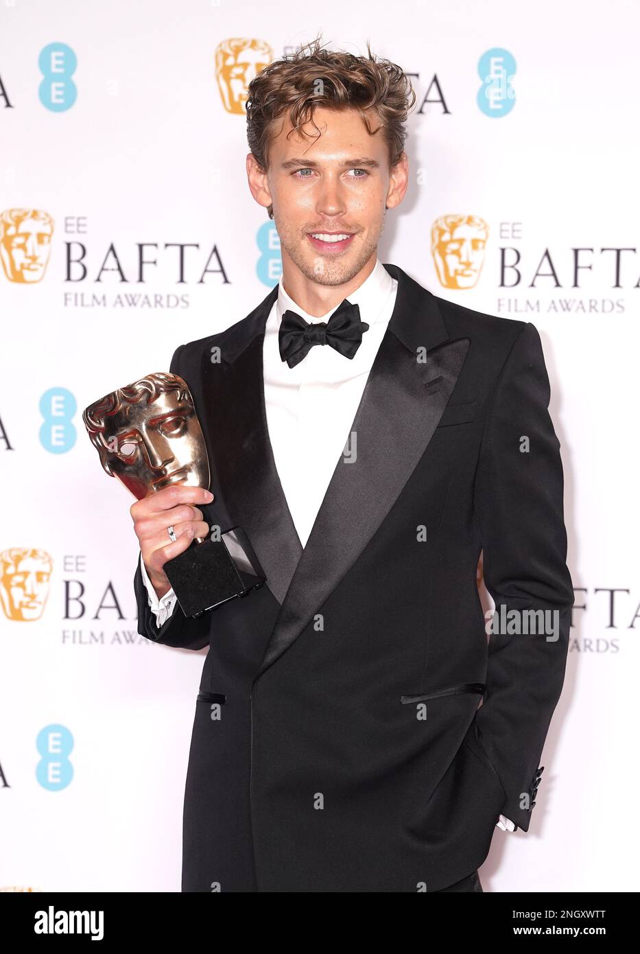 Austin Butler poses with the award for Leading Actor in the press room ...
