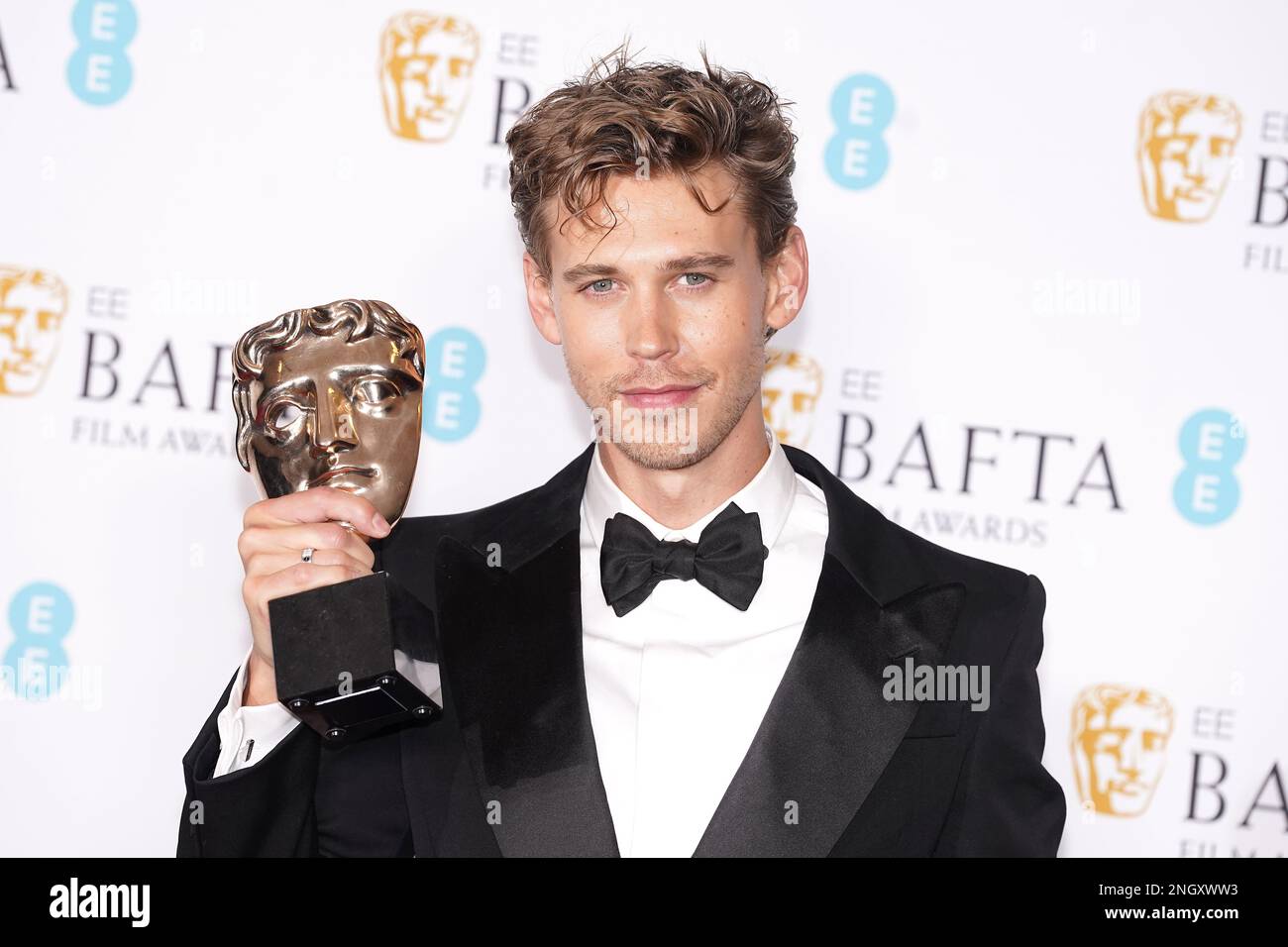 Austin Butler poses with the award for Leading Actor in the press room ...