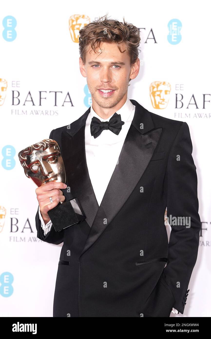 Austin Butler poses with the award for Leading Actor in the press room ...