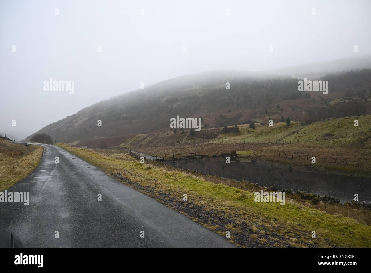 Glen Devon moorland and hills in the mist Stock Photo - Alamy