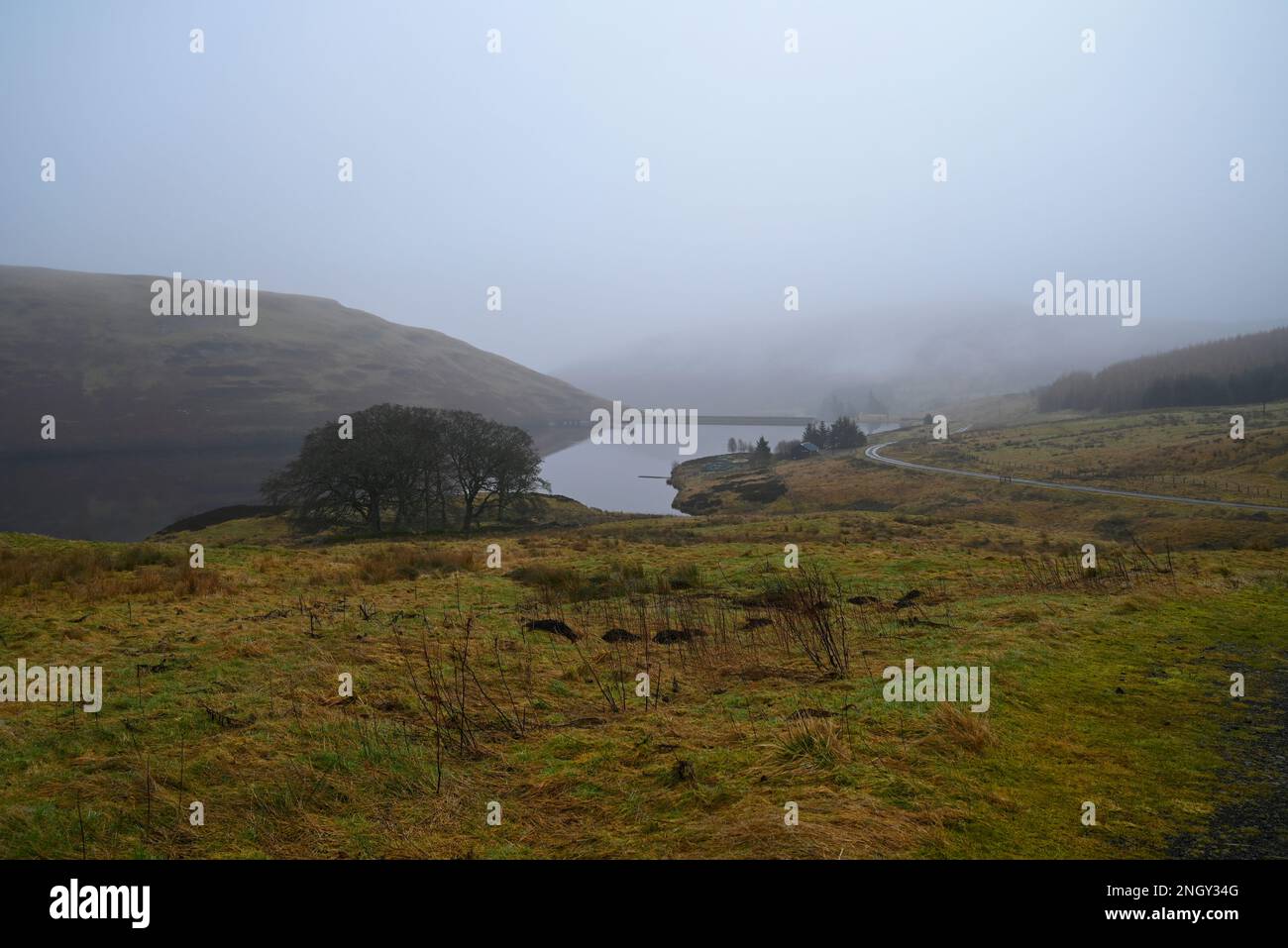 Glen Devon moorland and hills in the mist Stock Photo - Alamy