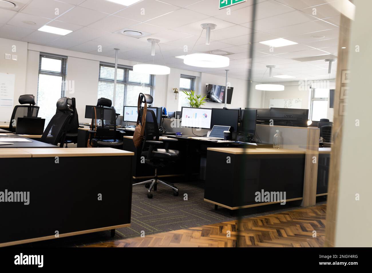 Empty office space hi-res stock photography and images - Alamy