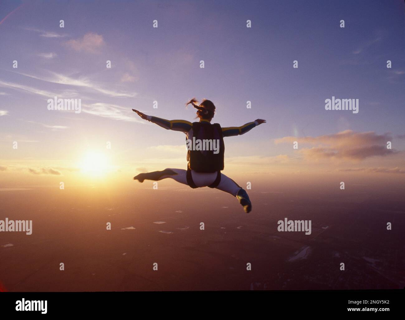 Single skydiver plummeting before shoot opens doing maneuvers Stock ...