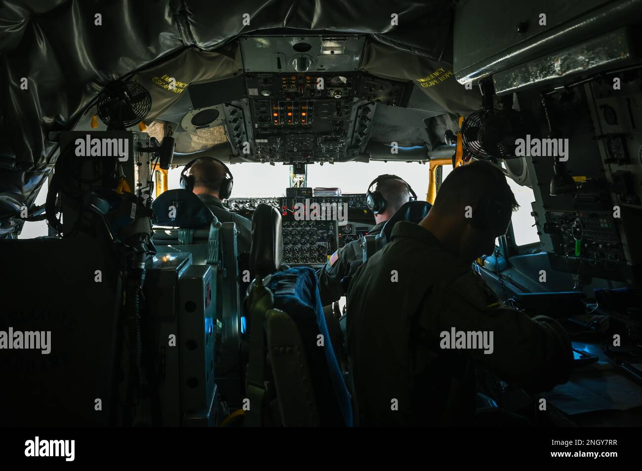 Flight crew from the 155th Air Refueling Wing go through pre-flight ...