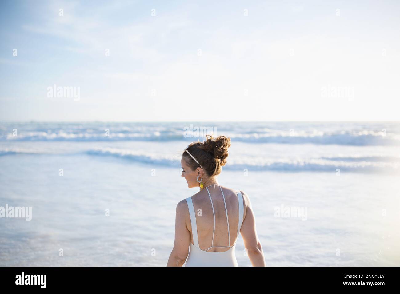 Barefoot beauty bikini bikini hi-res stock photography and images - Alamy