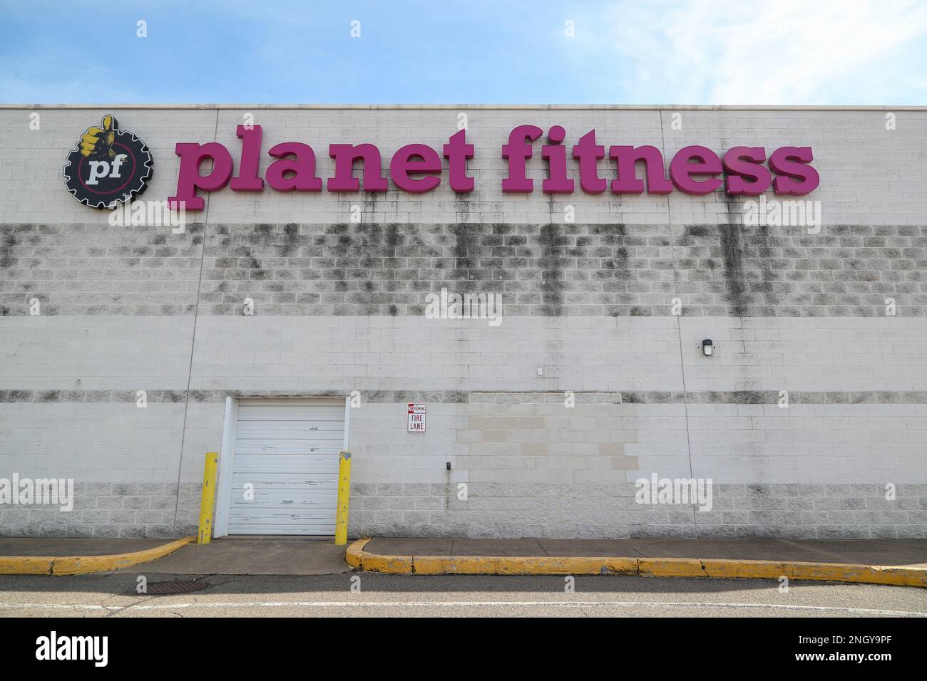 Planet fitness gym sign hi-res stock photography and images - Alamy