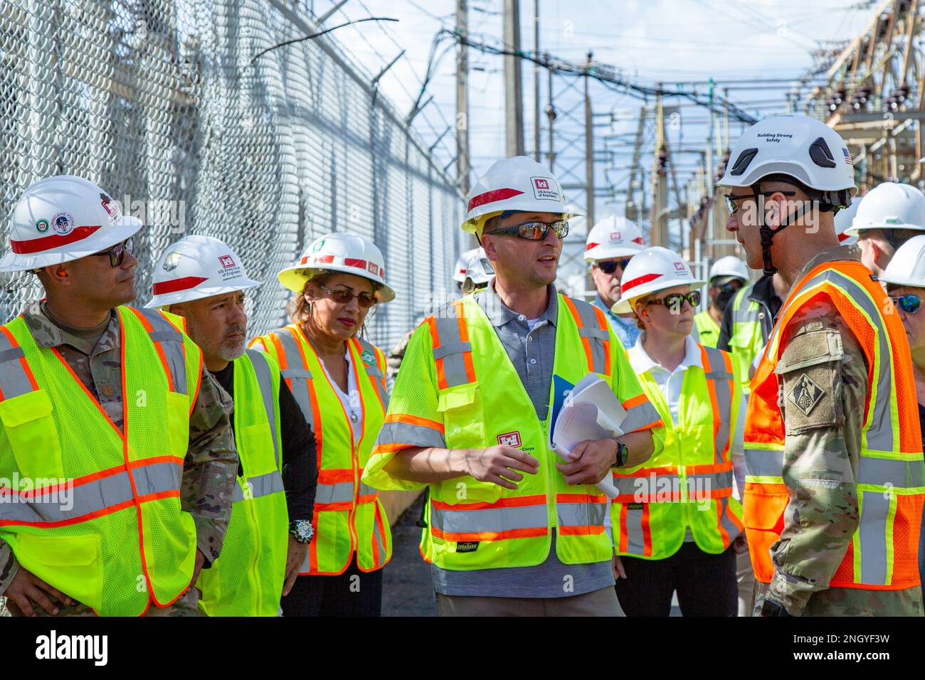 Lucas Kirkpatrick, Omaha District electrical engineer, briefs Lt. Gen ...