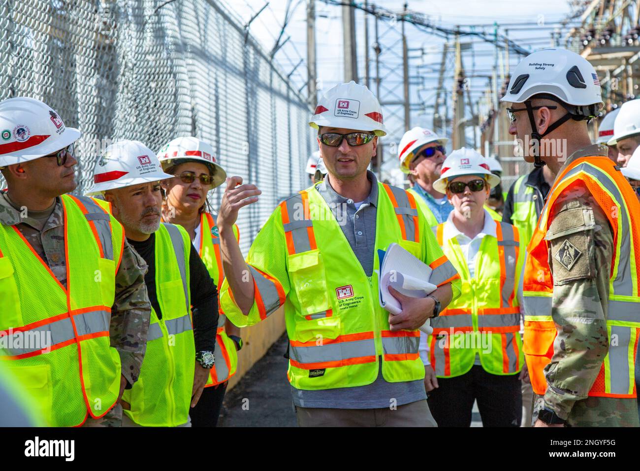 Lucas Kirkpatrick, Omaha District electrical engineer, briefs Lt. Gen ...
