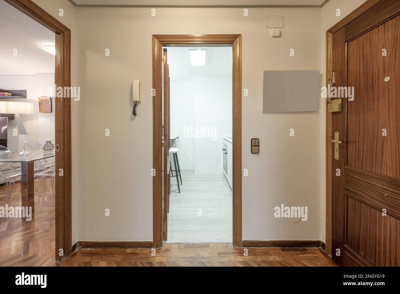 Distributor hall of a residential house with wooden floors, access to a ...