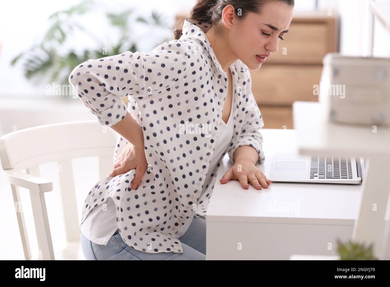 Woman bad back desk hi-res stock photography and images - Alamy