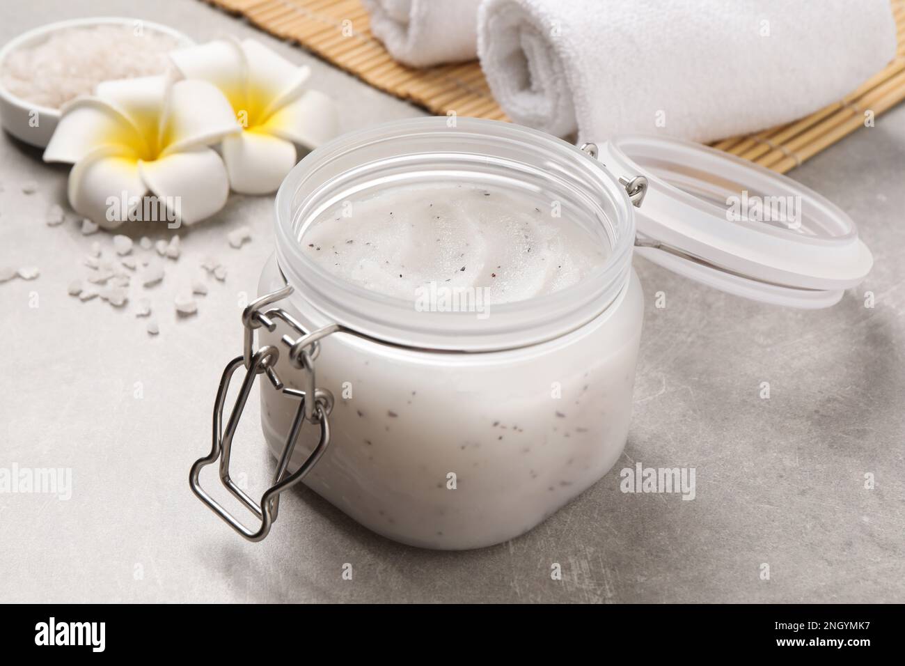 Body scrub towels plumeria hi-res stock photography and images - Alamy