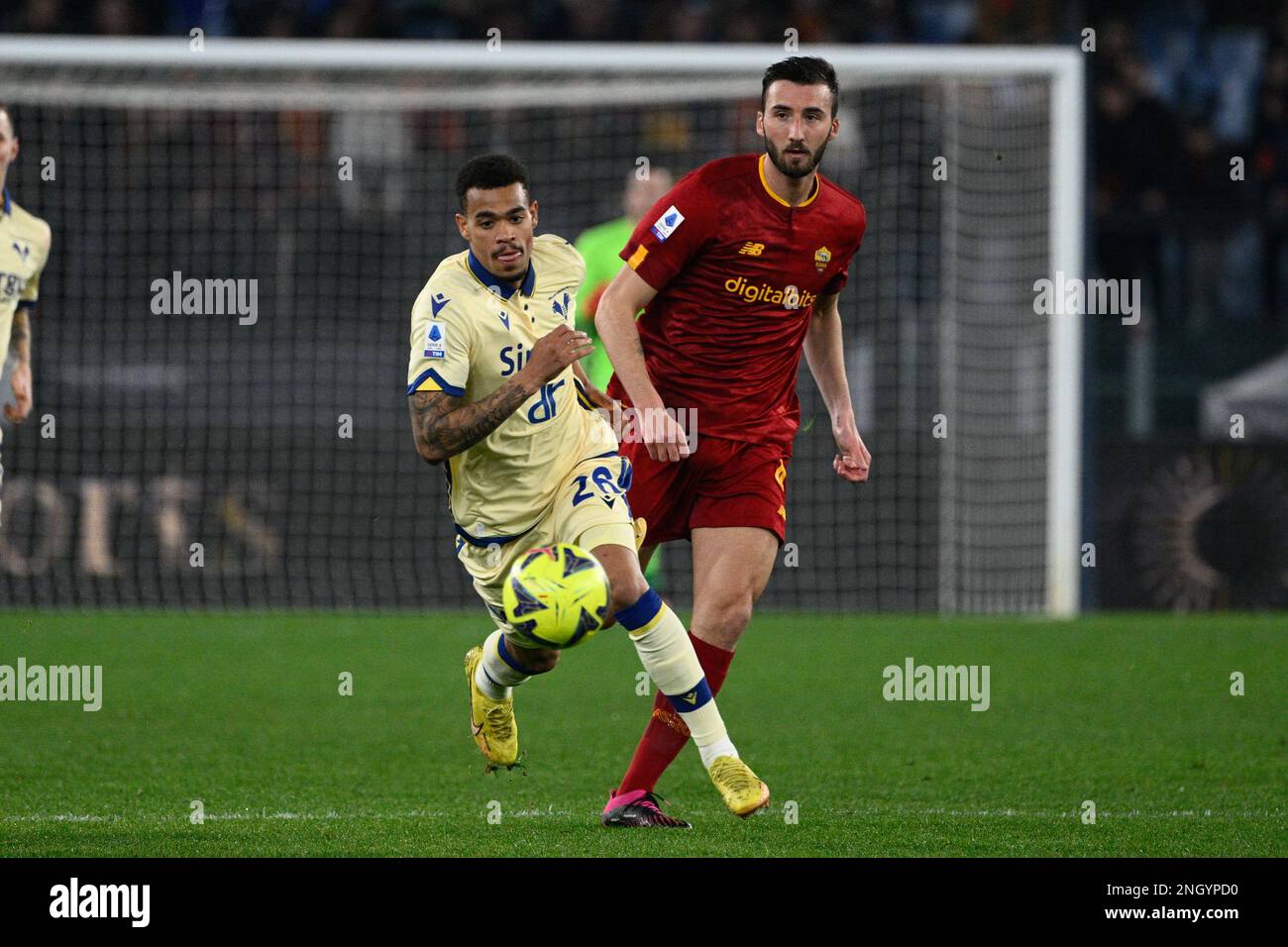 Cyril Ngonge (Hellas Verona) Bryan Cristante (AS Roma) during the ...