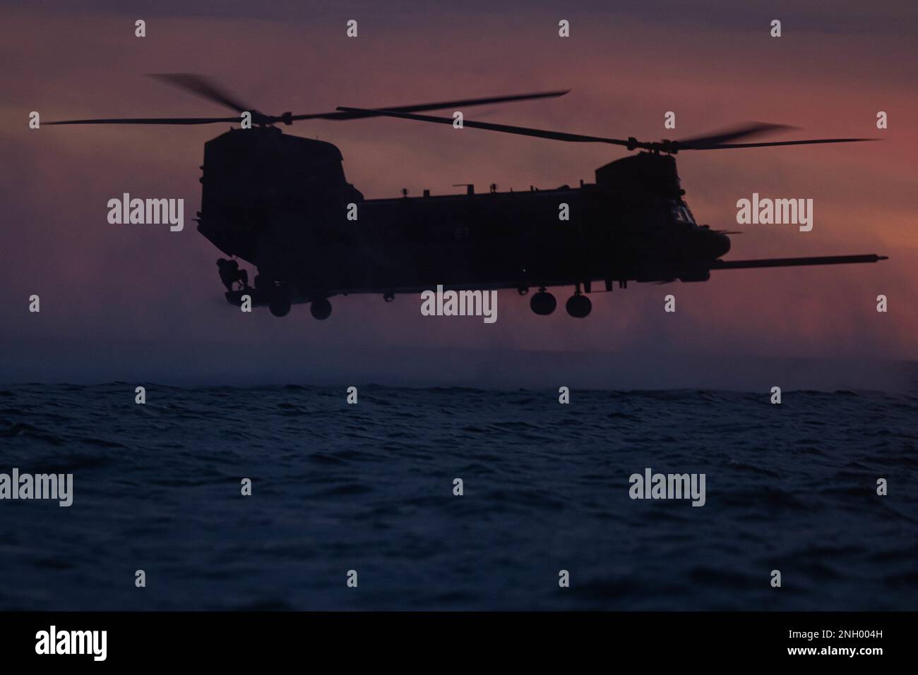 A U.S. Army MH-47 Chinook helicopter with 160th Special Operations ...