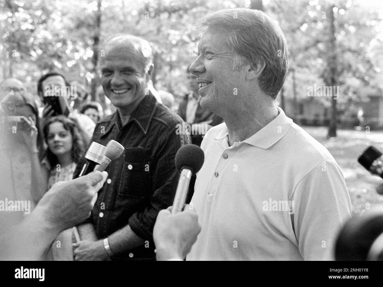 Former astronaut and US Senator John Glenn stands with Democratic ...