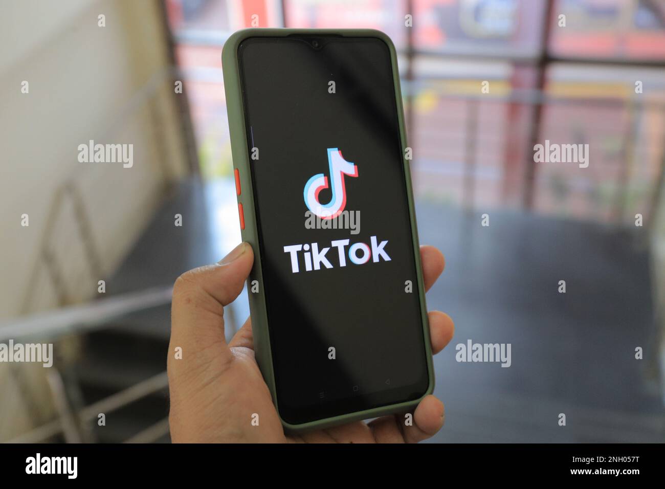 Hand smartphone tiktok hi-res stock photography and images - Alamy
