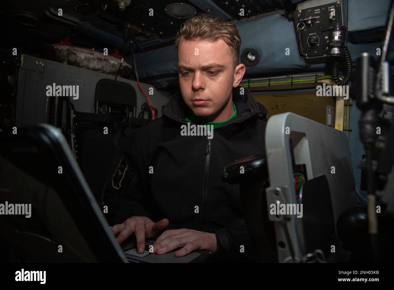 221201-N-ON253-1022 PACIFIC OCEAN (Dec. 01, 2022) Aviation Electronics ...