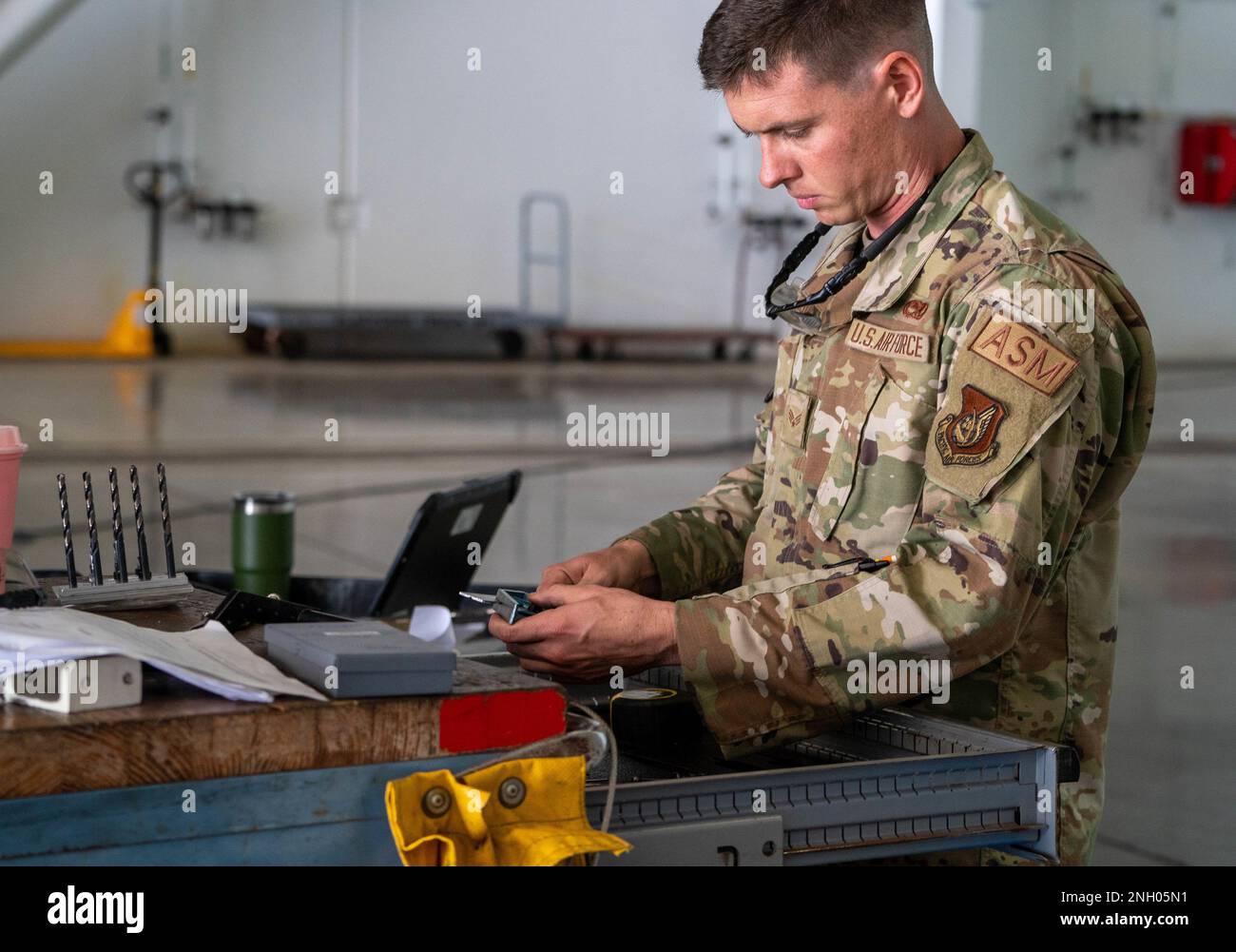 Senior Airman Tyler Glisson, 15th Maintenance Squadron aircraft ...