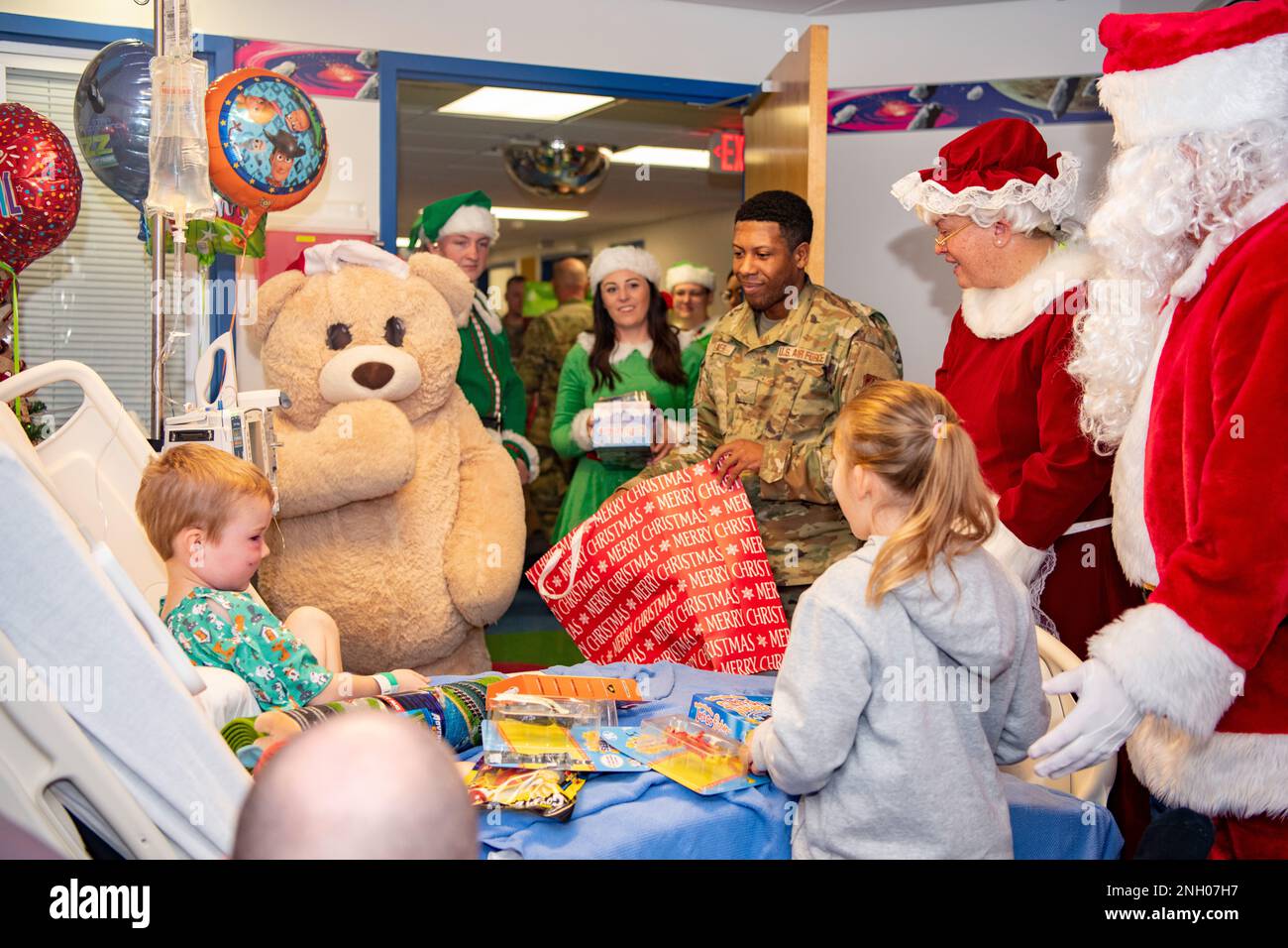 Airmen and volunteers from the 134th Air Refueling Wing 'Santa Cops ...