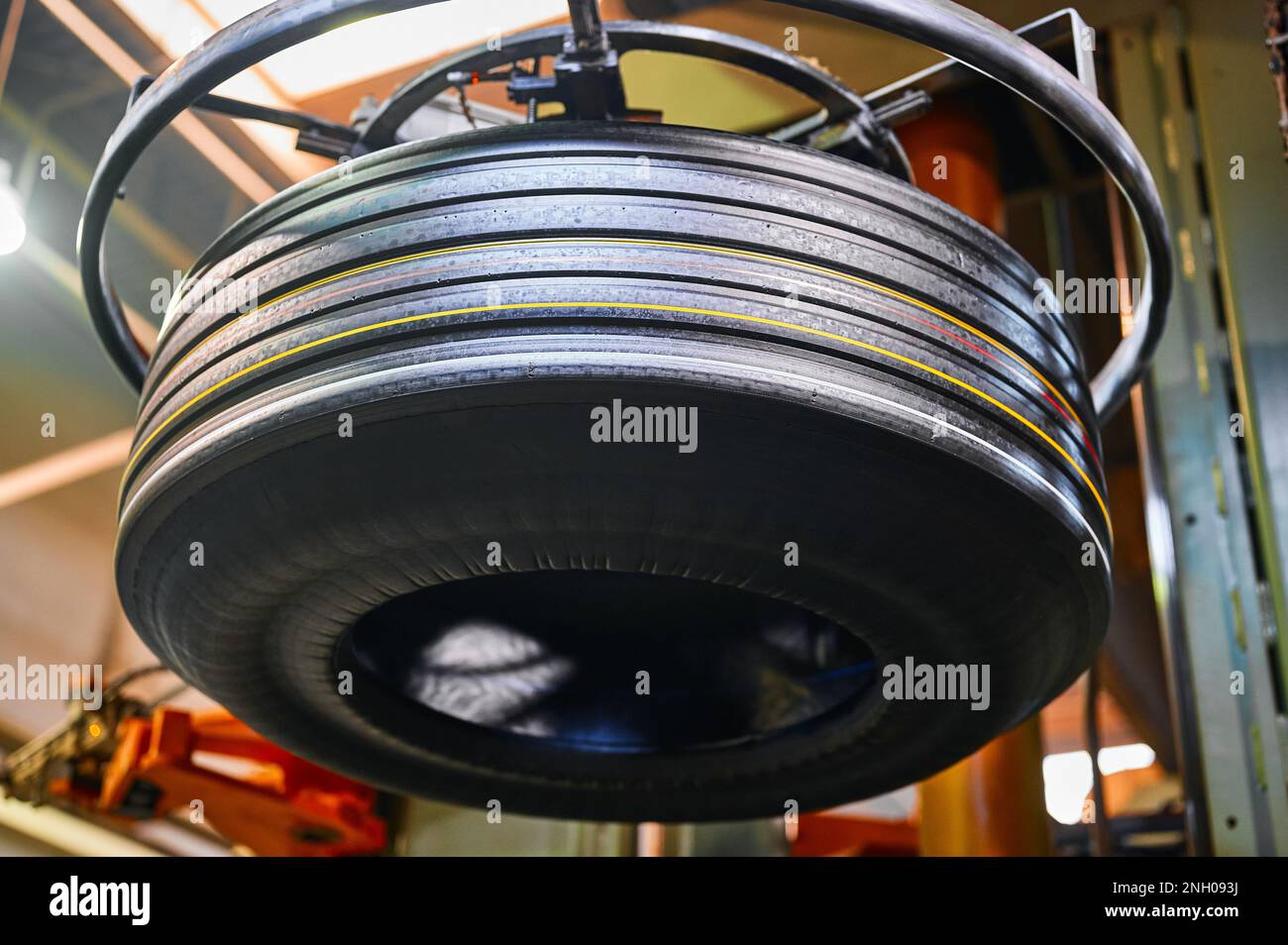 Automatic manipulators carry raw tire to vulcanization press Stock ...