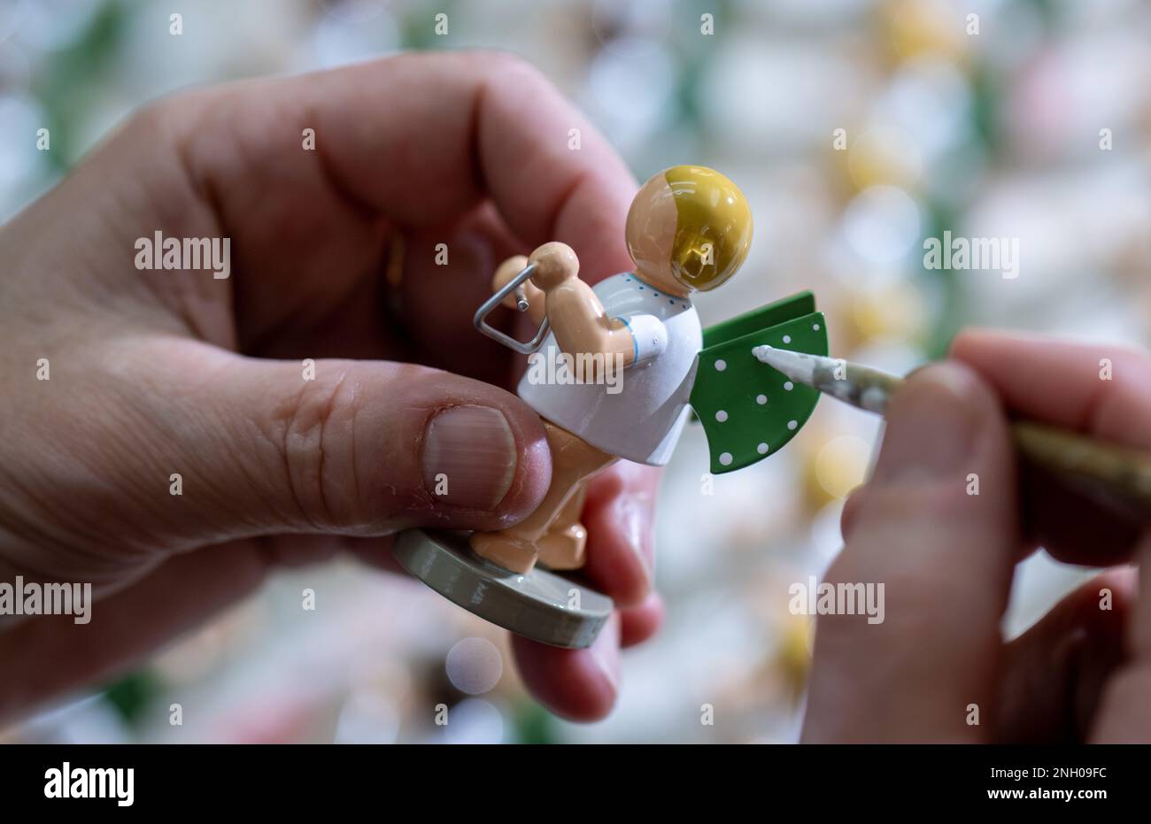 PRODUCTION - 31 January 2023, Saxony, Grünhainichen: Heidi Swigon works ...