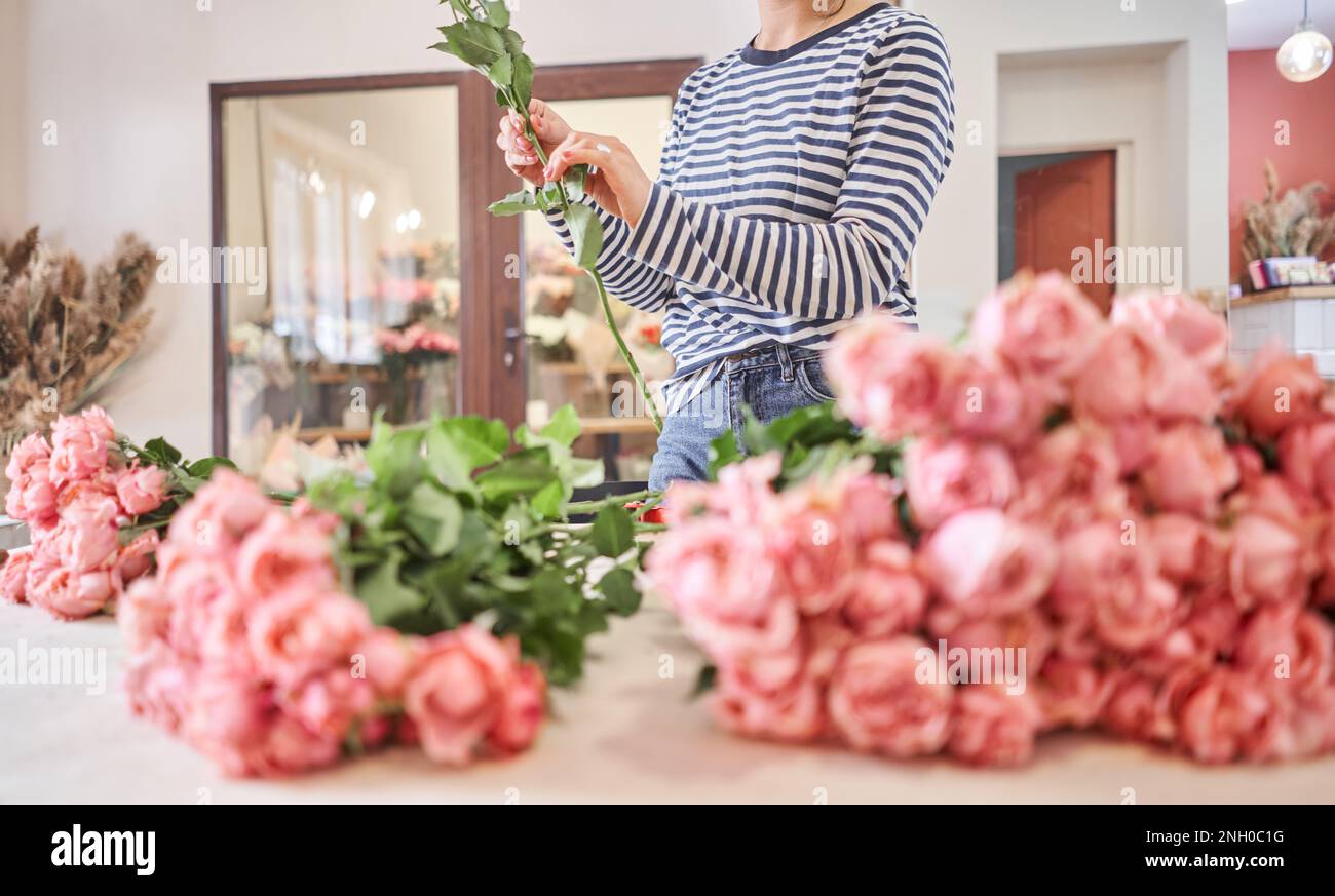 Bush rose Juliet. Florist prepares flowers. Fresh delivery in flower ...