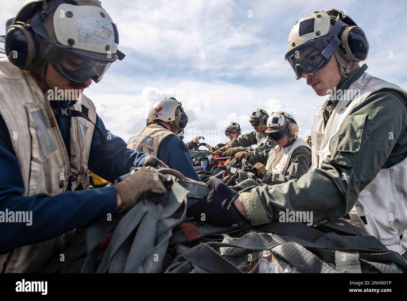 221204-N-VS068-1430 SOUTH CHINA SEA (Dec. 4, 2022) – Marines assigned ...