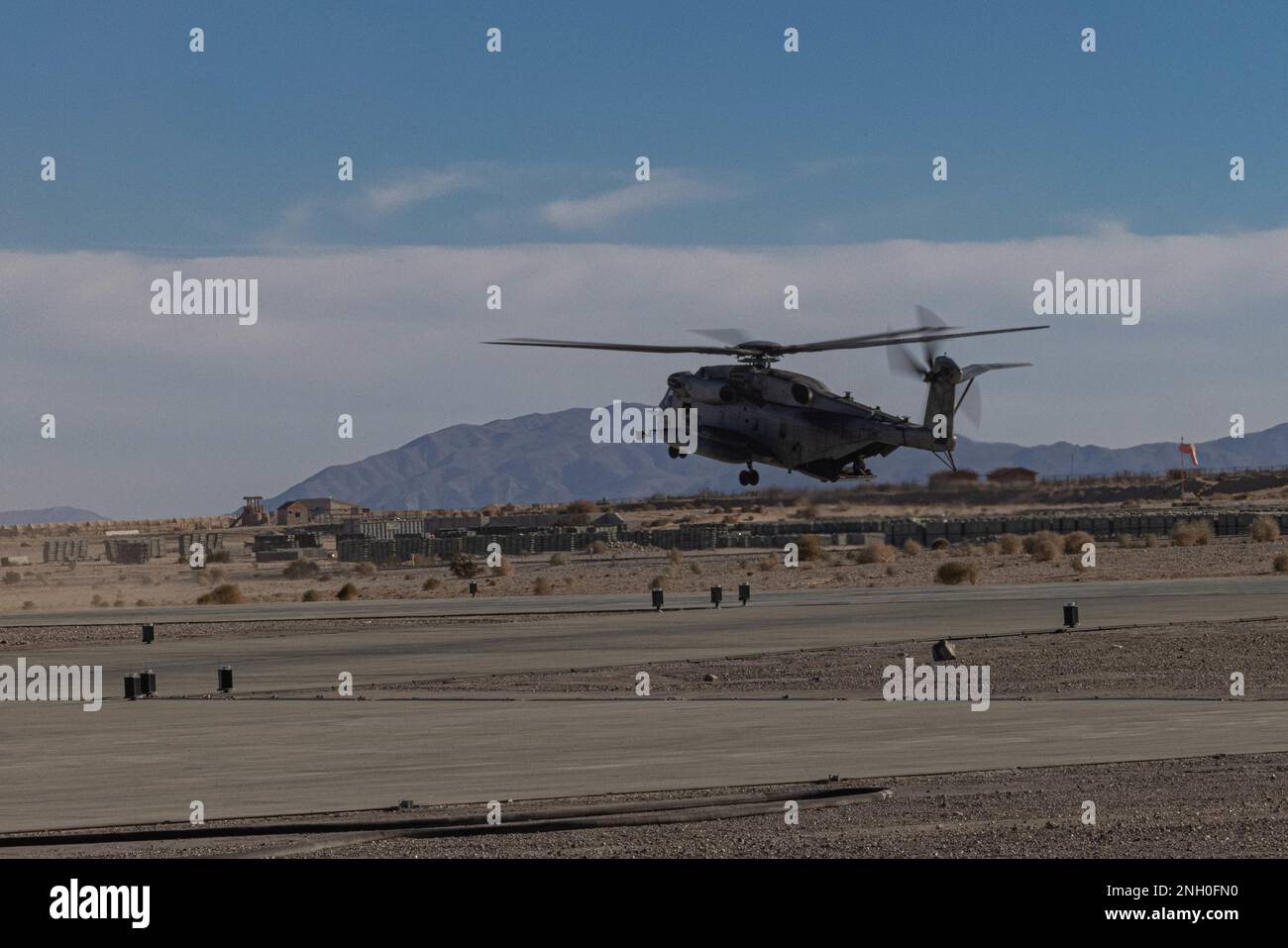 A U.S. Marine Corps CH-53E Super Stallion with Marine Heavy Helicopter ...