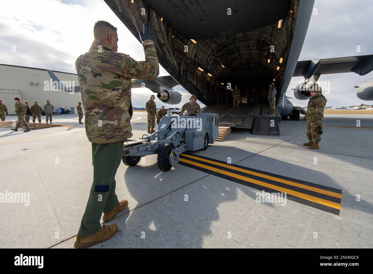 Airmen from the Vermont Air National Guard's 158th Aircraft Maintenance ...