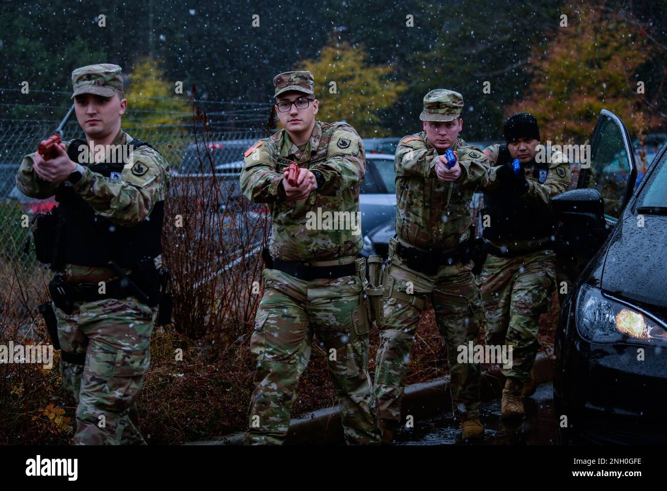 Washington National Guard Soldiers with the 506th Military Police ...