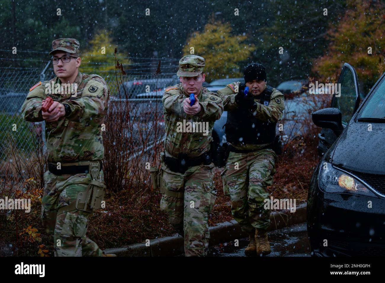 Washington National Guard Soldiers with the 506th Military Police ...