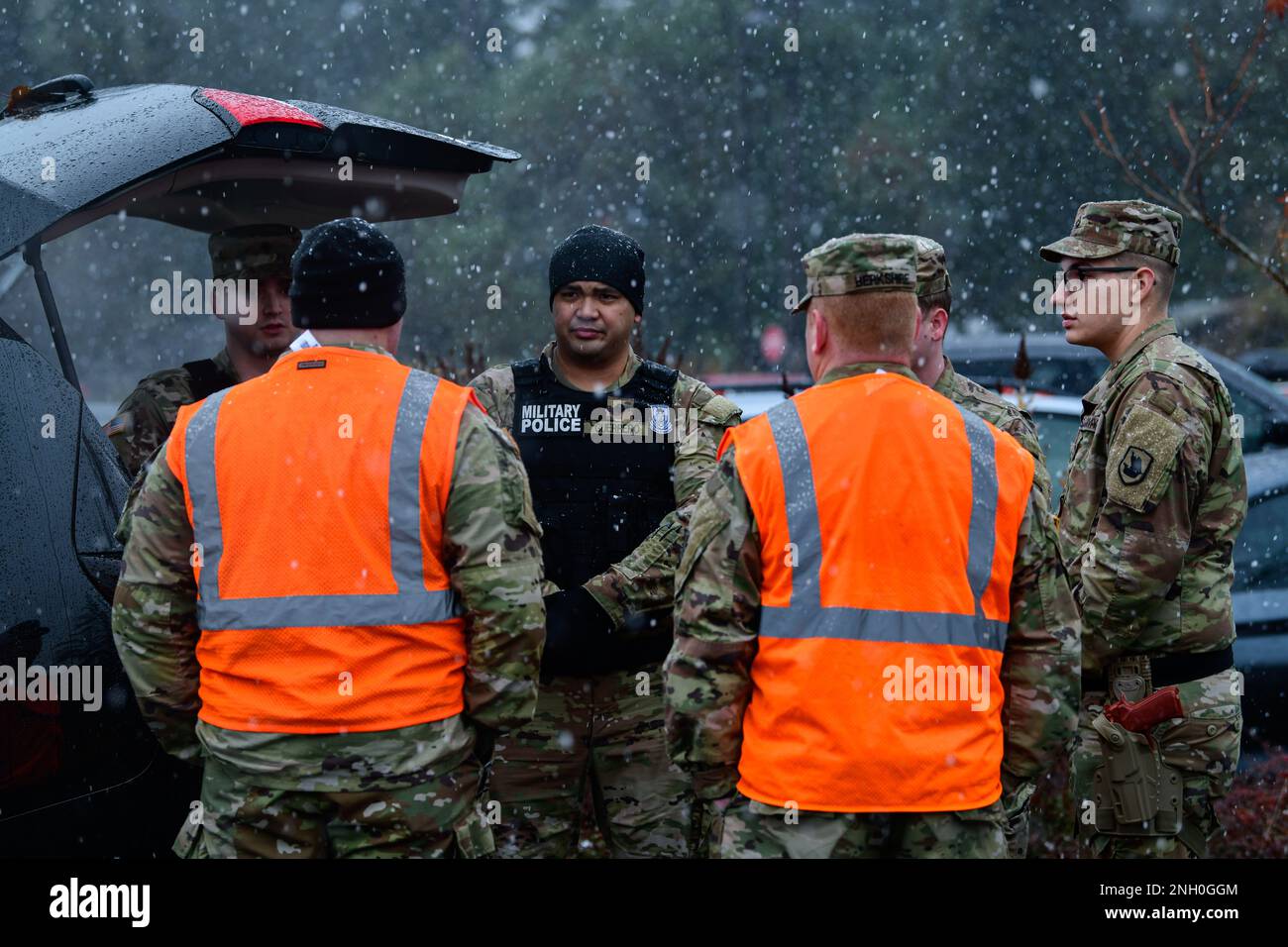 Washington National Guard Soldiers with the 506th Military Police ...