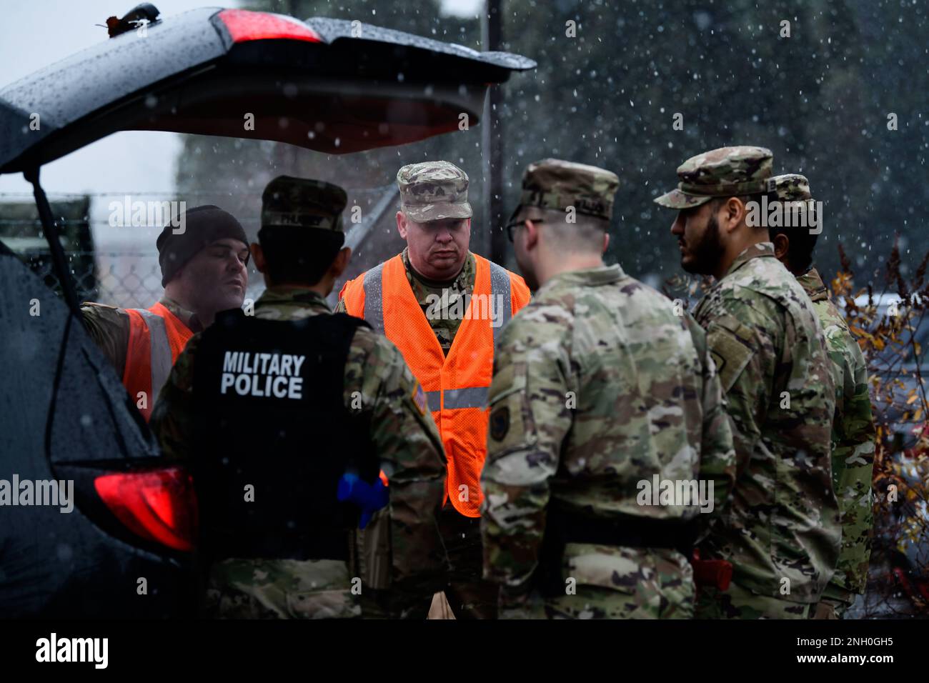 Washington National Guard Soldiers with the 506th Military Police ...
