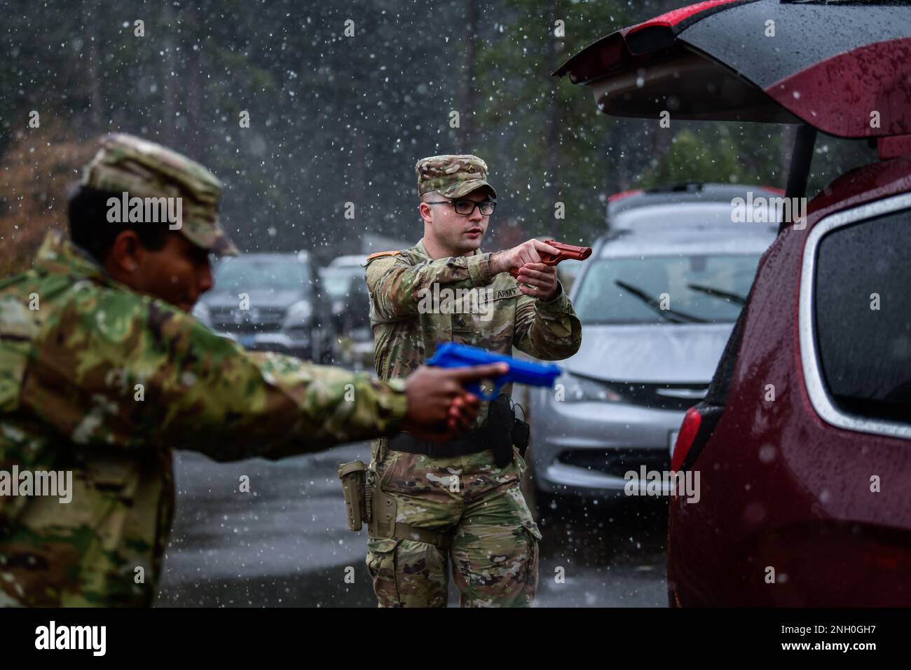 Washington National Guard Soldiers with the 506th Military Police ...