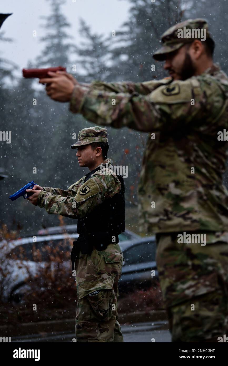 Washington National Guard Soldiers with the 506th Military Police ...