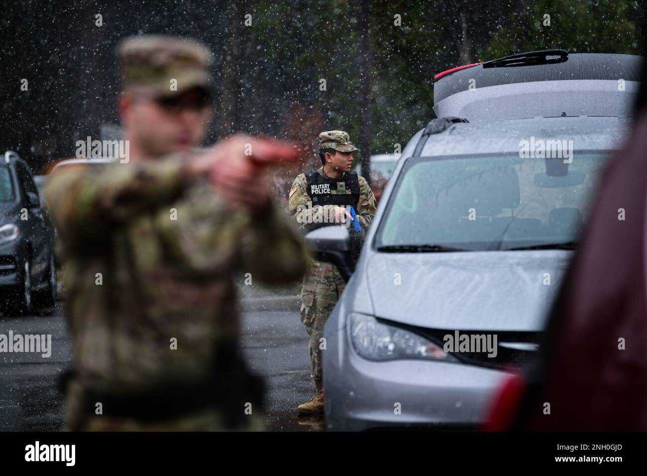 Washington National Guard Soldiers with the 506th Military Police ...