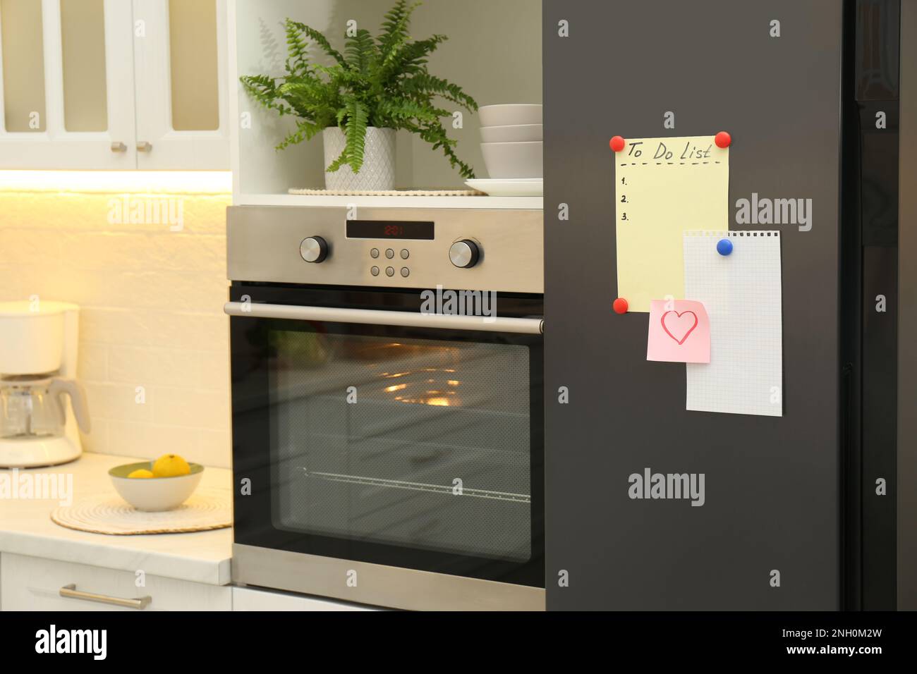 Fridge sticky note hi-res stock photography and images - Alamy