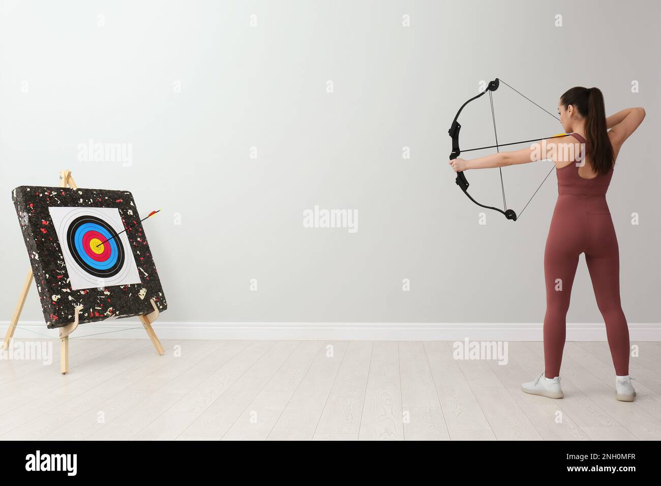 Back view fit caucasian sportswoman hi-res stock photography and images ...