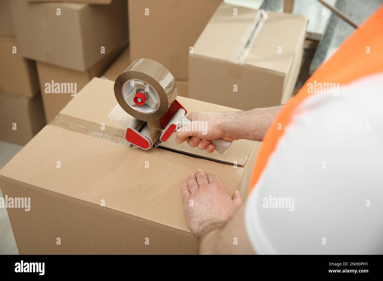 Warehouse worker taping box hi-res stock photography and images - Alamy